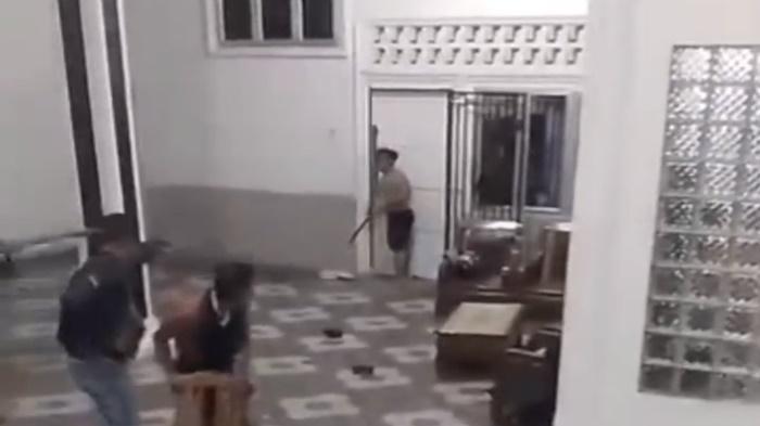 Sambil Pegang Parang, Viral Pria di Babatan Saudagar Ogan Ilir Coba ...