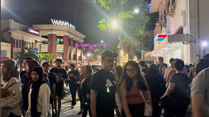 Sambut Tahun Baru 2025, Ribuan Pengunjung Ramaikan Kawasan Tunjungan Surabaya - Surya.co.id