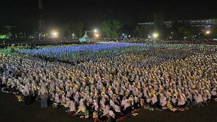 Hari Santri 2025 'Lirboyo Bersholawat', Lantunan Sholawat Ribuan Santri ...