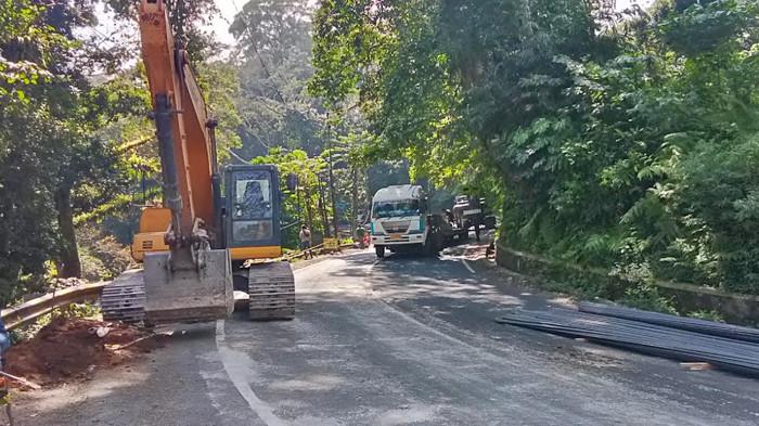 Tutup Jalan Hingga 2 Bulan, Proyek Perbaikan Jalan Jalur Gumitir Jember ...