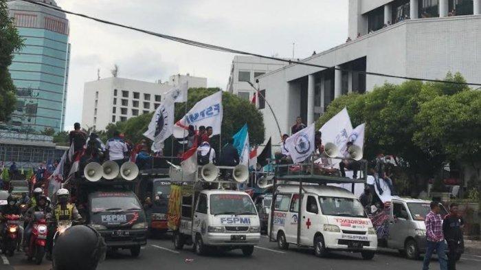 Ribuan Buruh Gelar Aksi Demonstrasi Hari ini di Surabaya, Tuntut ...