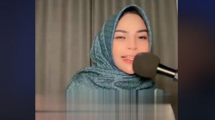 Sosok Mira Ulfa, Selebgram Aceh yang Viral Baca Al Qur'an sambil Joget TikTok, Kini Panen ...
