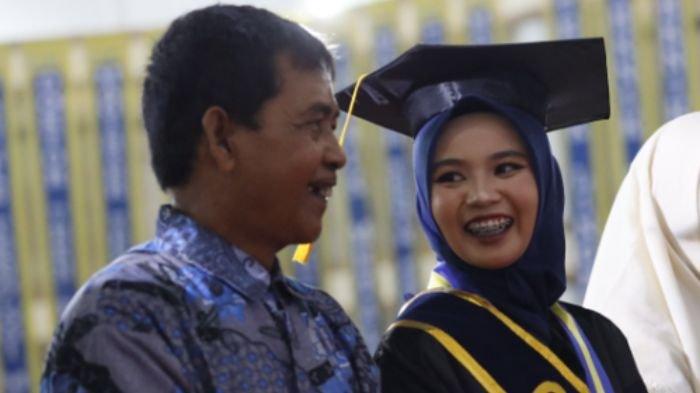 Sosok Trisna Lulusan Berprestasi UPN Yogyakarta, Perjuangannya Demi Bayar Kuliah Tak Main-main ...