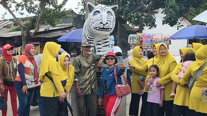 Siapa Sosok Mbah Sawuri Dibalik Viral Patung Macan Putih Balongjeruk ...