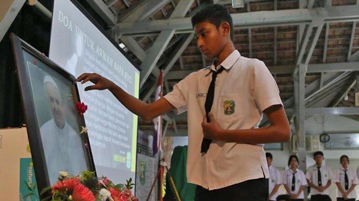 Kenang Paus Fransiskus, SMP Katolik Santo Stanislaus Surabaya Gelar ...