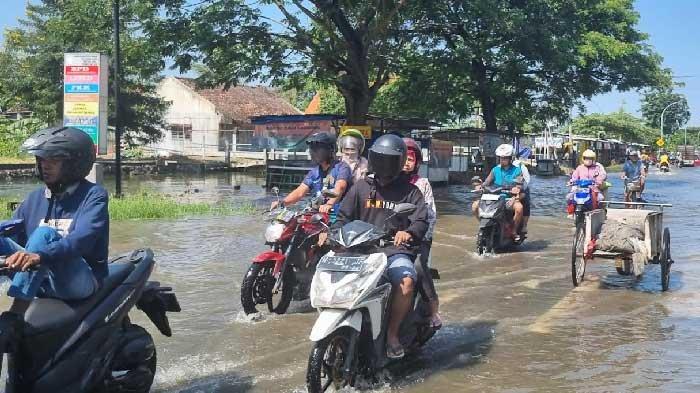 Hingga Kini, Dua Kecamatan di Gresik Masih Terendam Banjir - Surya.co.id