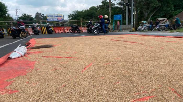 Kreatif Viral Warga Manfaatkan Jembatan Sentong Bondowoso Ambles, Jemur ...