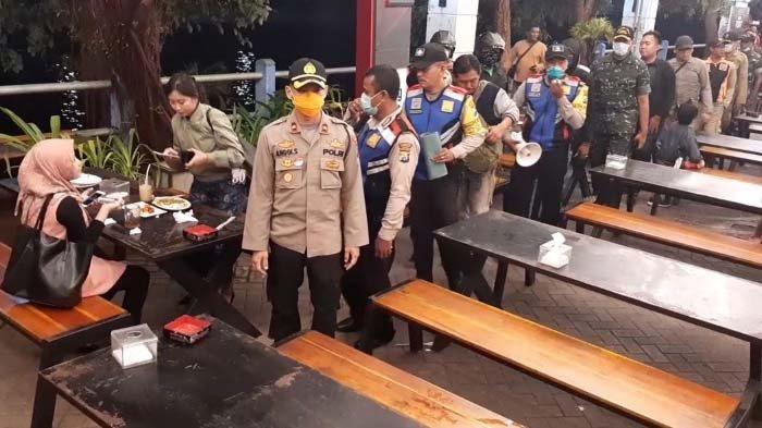 Polisi Surabaya Bubarkan Masyarakat yang masih Bergerombol di Warkop ...