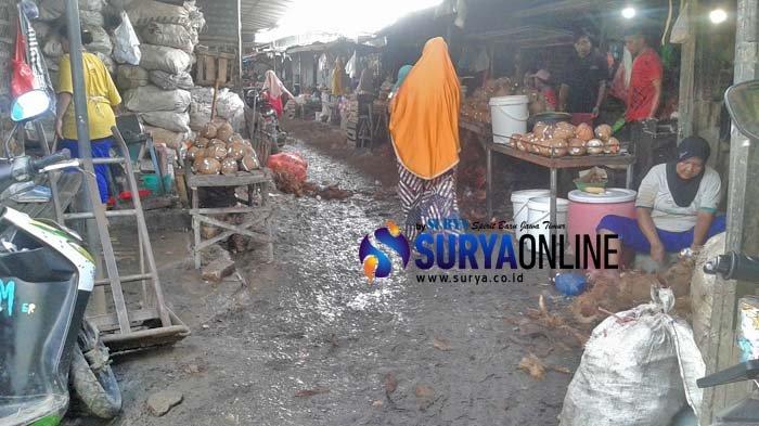 Sudah Tahunan Pasar Kolpajung Pamekasan Becek Penuh Lumpur, Begini ...