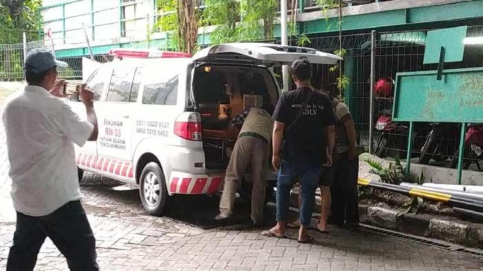 BREAKING NEWS Pemotor Tewas Tertimpa Dahan Pohon di Jalan Rungkut Industri Surabaya - Surya.co.id