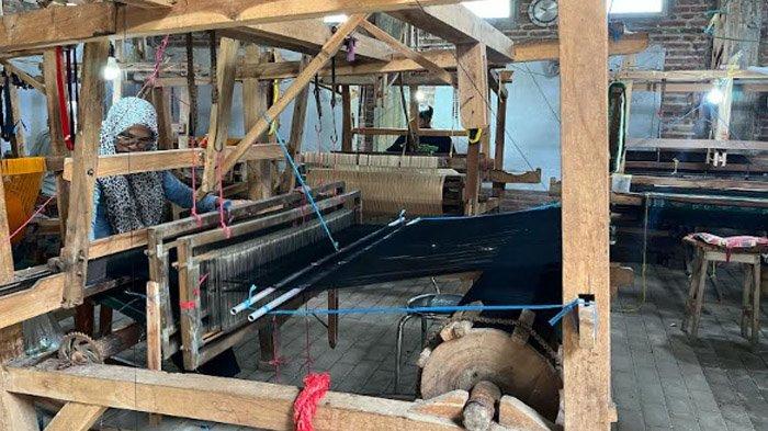Sosok Siti Rukayah, Perajin Tenun Ikat Kediri yang Bertahan di Tengah ...
