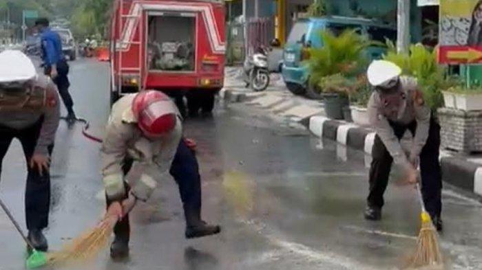 Antisipasi Kecelakaan, Petugas Damkar Bareng Polisi Lamongan Bersihkan Jalan dari Tumpahan Solar ...