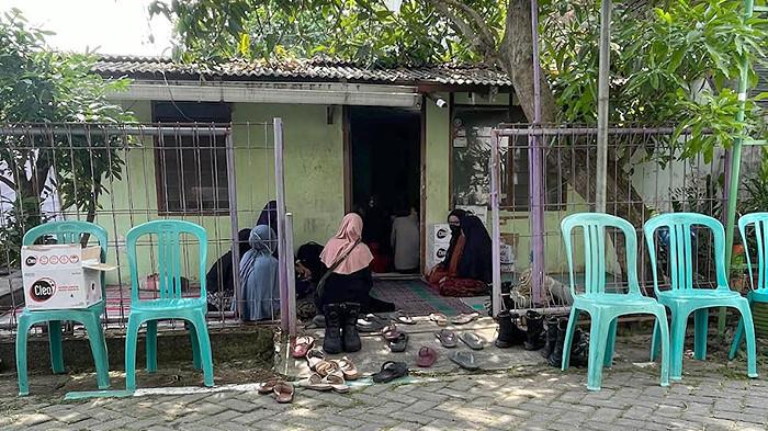 Liang Lahat Sudah Dipersiapkan, Tapi Jenazah Tiara Tak Kunjung Tiba di Desa Made Lamongan ...