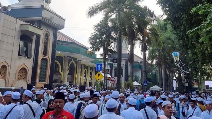 Puncak Haul Habib Abu Bakar Assegaf di Gresik Dipadati Ribuan Manusia ...