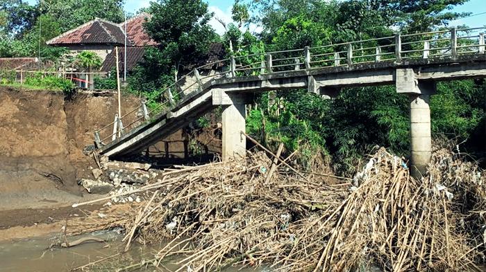 Gara-gara Sampah Rumpun Bambu, Jembatan Desa Suwaru Tulungagung Ambruk - Surya.co.id