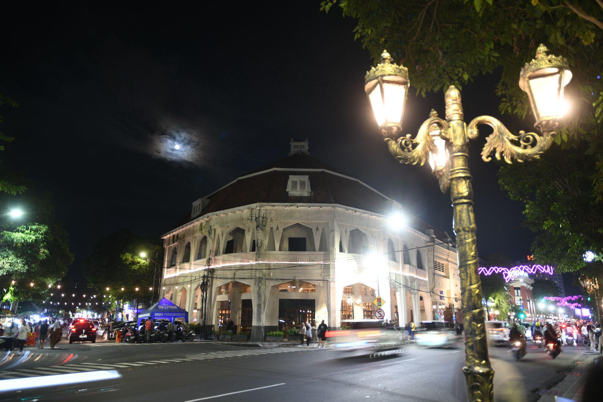 VIDEO Pesona Jalan Tunjungan Surabaya: Wisata Malam, Kuliner, hingga ...