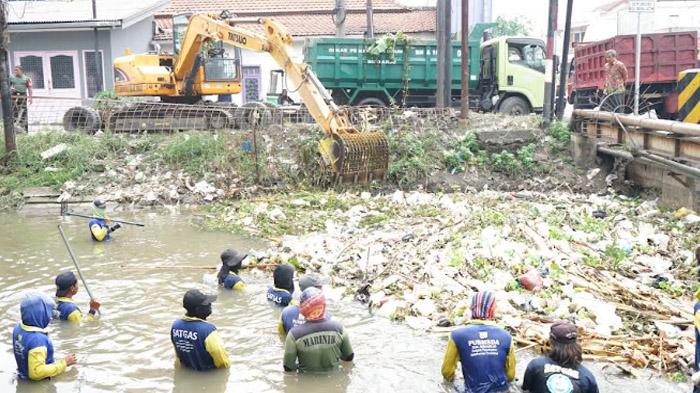 Alat Berat Dikerahkan untuk Bersihkan Sungai Kanal Porong Kabupaten Sidoarjo - Surya.co.id