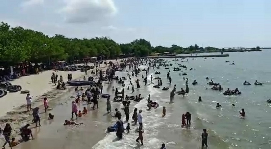 Ribuan Wisatawan Padati Pantai Dalegan Gresik Selama Libur Lebaran 2023 ...