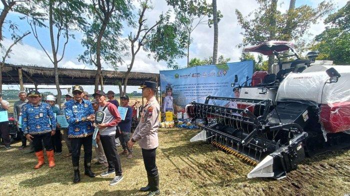 Petani di Kota Malang dapat Bantuan Mesin Panen dari Presiden Prabowo Senilai Rp 500 Juta ...