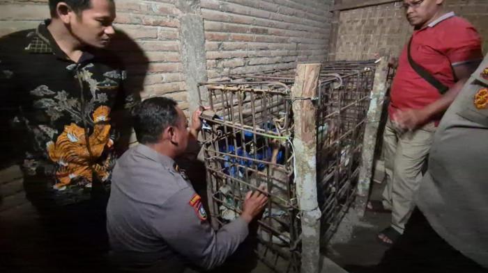 Mbah Kirno Bebas Setelah 20 Tahun Dikurung Dalam Kurungan Besi, Dibawa ...
