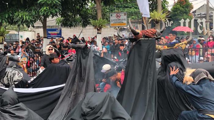 Bantengan Mberot di Jalanan Kota Batu, Ratusan Grup Ramaikan Trance ...