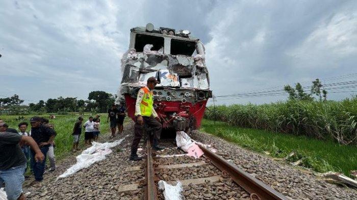 Imbas Kecelakaan Truk Vs Kereta Api di Kediri, KAI Minta Maaf Terkait ...