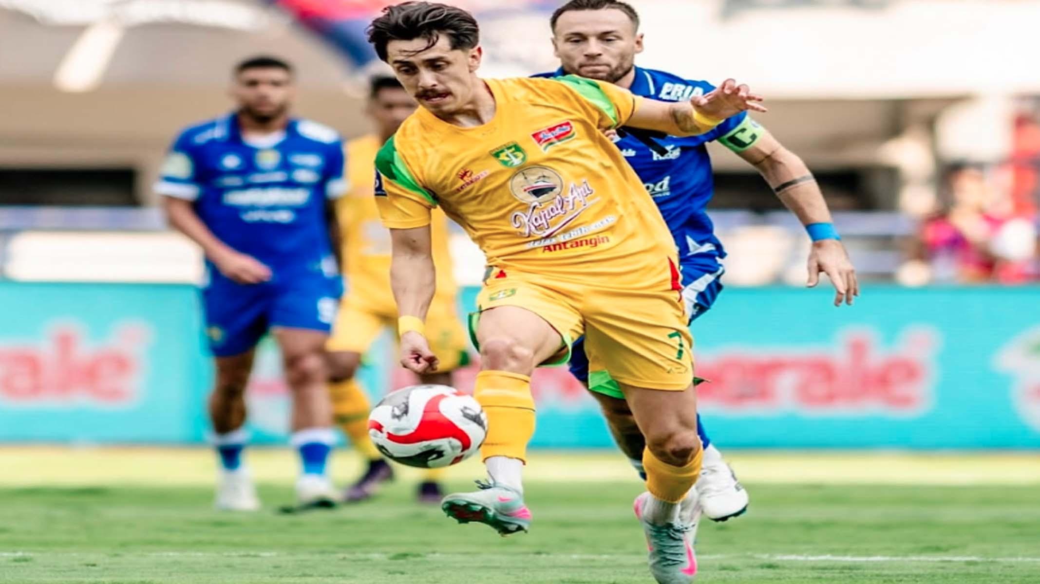 Persebaya Kehilangan Rivera Karena Sanksi Kartu Merah, Eduardo Perez ...
