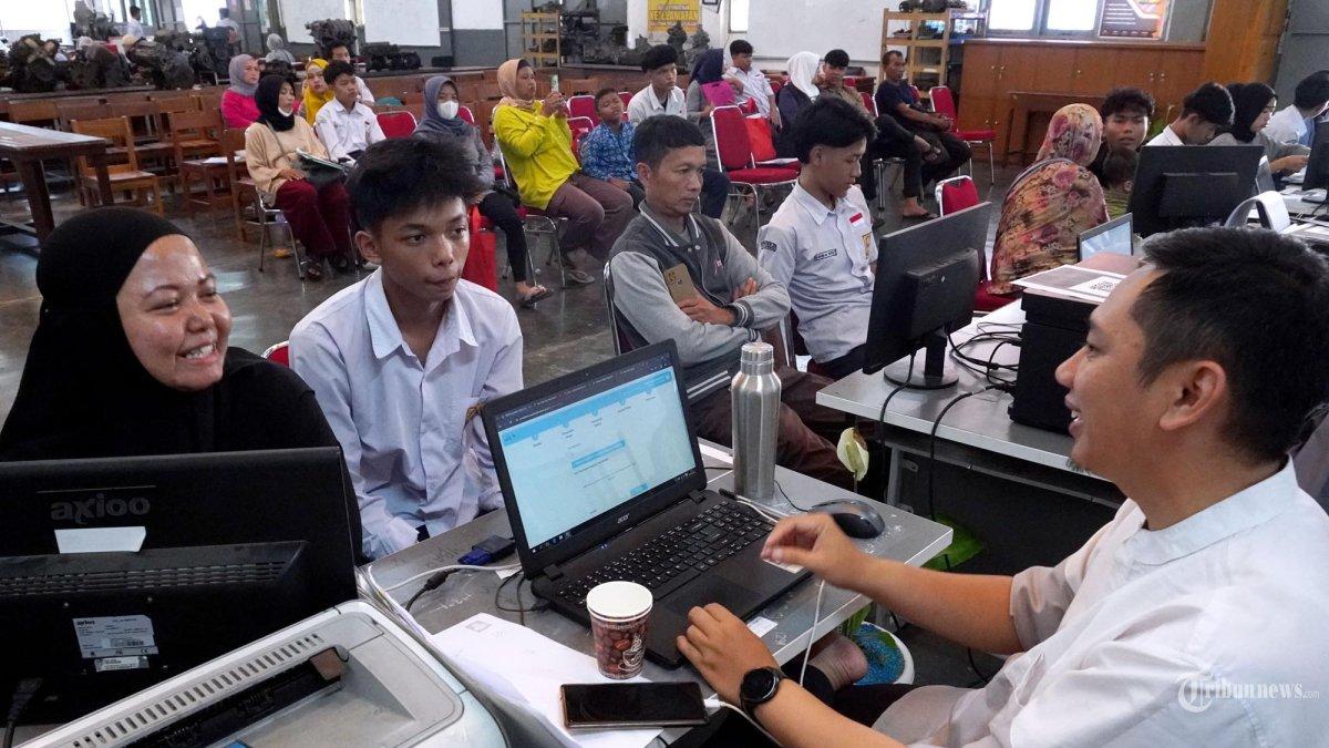 Daftar 4 Jalur SPMB 2025, Sistem Penerimaan Murid Baru Pengganti PPDB yang Diresmikan ...