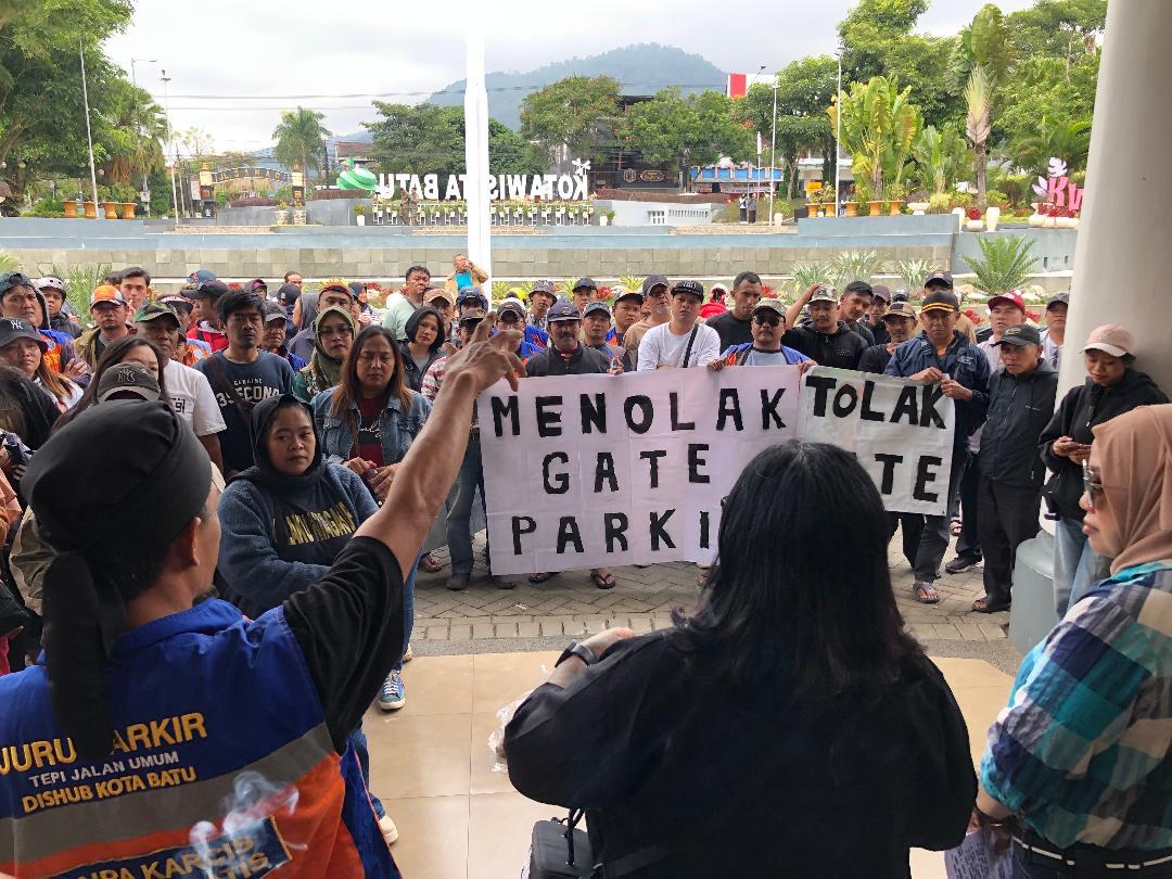 Ratusan Orang Gelar Unjuk Rasa di Balai Kota Among Tani Kota Batu ...