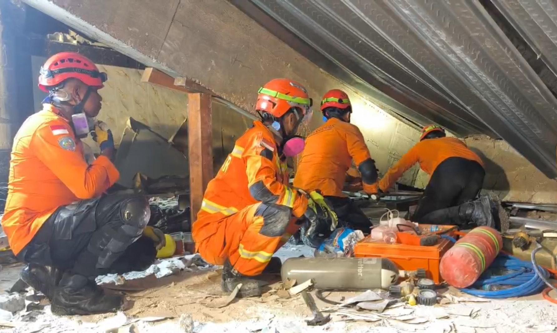 Evakuasi Korban dalam Gedung Roboh di Ponpes Al Khoziny Sidoarjo Mulai ...