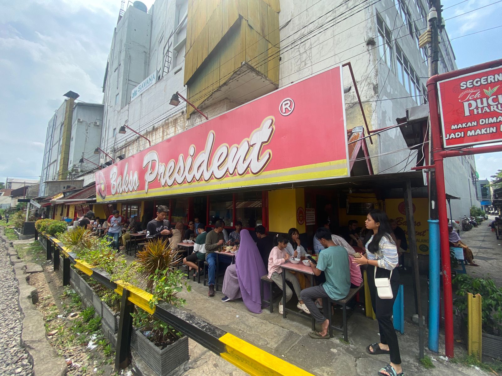 Sensasi Wisata Kuliner di Bakso President Malang, Makan Bakso Sambil ...