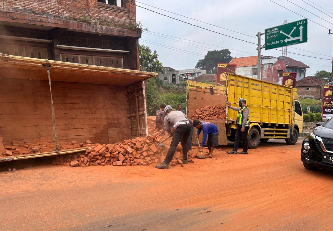 Tak Kuat Menanjak di Jalan Raya Bukit Berbunga Kota Batu, Truk ...