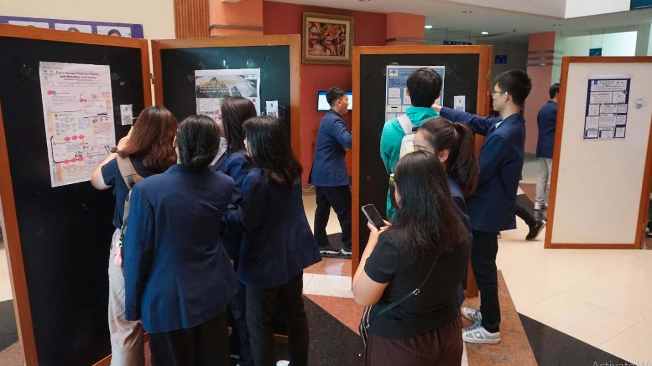 Mahasiswa Universitas Ma Chung Pameran Poster Matkul Sistem Informasi ...