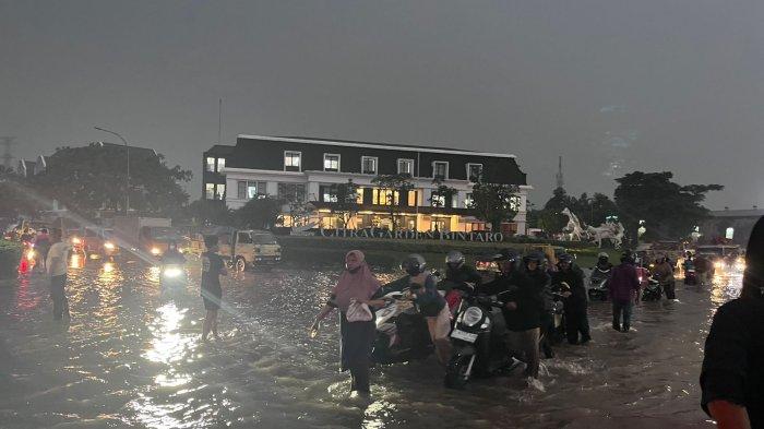 Banjir di Depan Perumahan Citra Garden Bintaro Tangsel, Puluhan Motor Mogok - Tribuntangerang.com