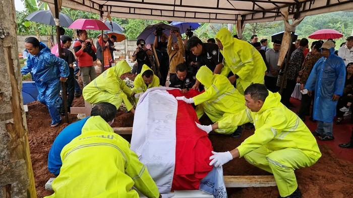 Suasana Haru Iringi Prosesi Pemakaman Zetro Leonardo Purba di TPU Sari Mulya Tangerang Selatan ...