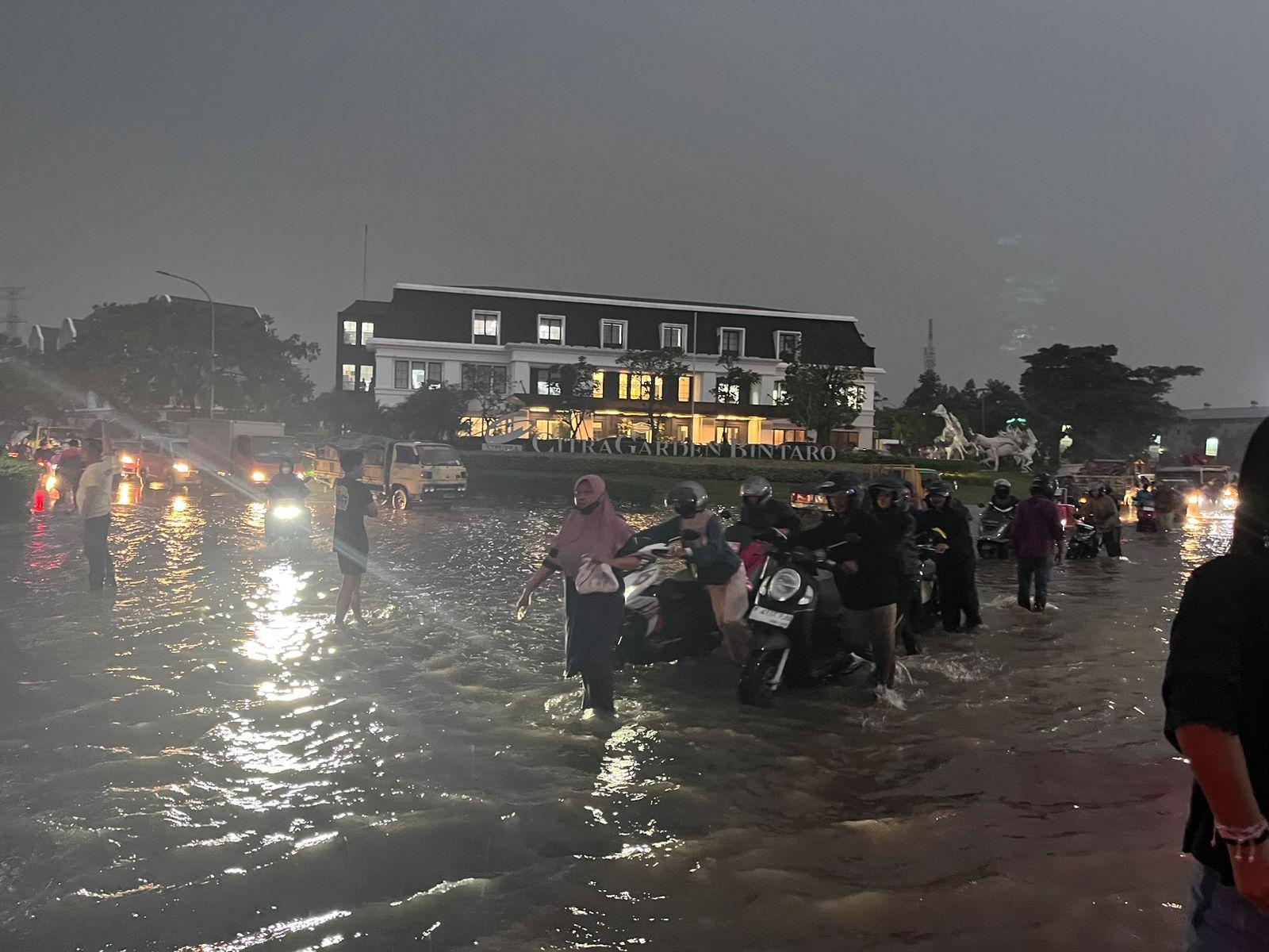 Banjir di Depan Perumahan Citra Garden Bintaro Tangsel, Puluhan Motor Mogok - Tribuntangerang.com
