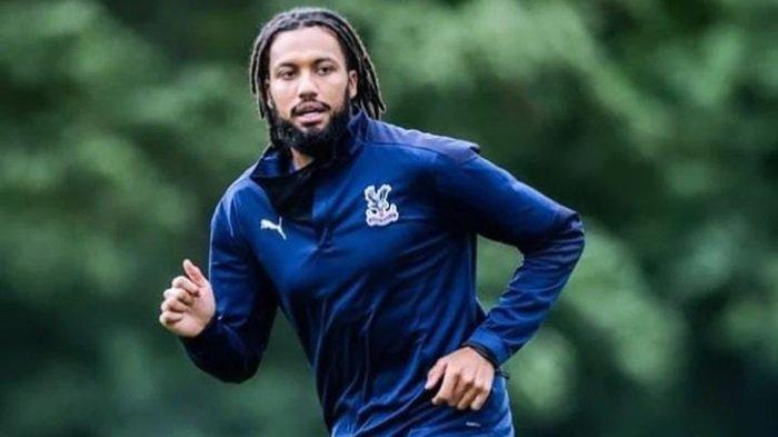 Pasang Bendera Merah Putih, Eks Pemain Liga Inggris Jairo Riedewald ...