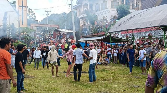 Sisemba' atau Saling Tendang Warnai Akhir Prosesi Ma'Nene di Toraja ...
