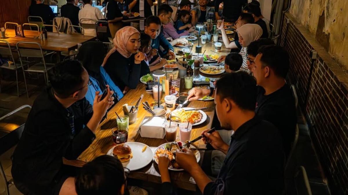 5 Tempat Makan Siang Enak di Braga Bandung untuk Pekerja Kantoran ...