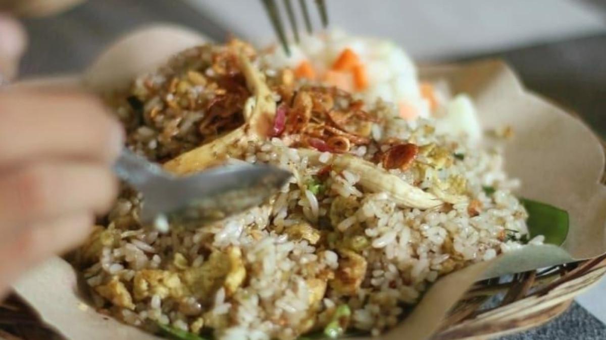 6 Nasi Goreng di Solo Buat Makan Malam Sepulang Kerja, Murah dan Enak ...