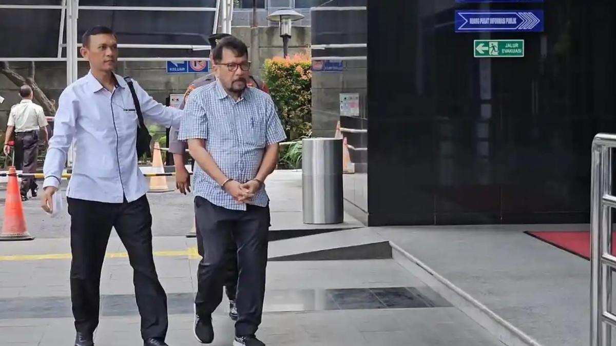 Zarof Ricar Tiba di Gedung KPK, Dikawal Ketat Tangan Diborgol ...