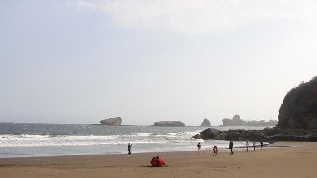 Cuma 22 Km dari Ambulu, Wisata Pantai Indah di Jember Ini Terdapat Batu ...