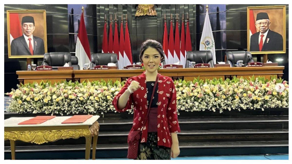 Akhirnya Terungkap! Tina Toon Pamer Wajah Baby Megan di Momen Spesial ...