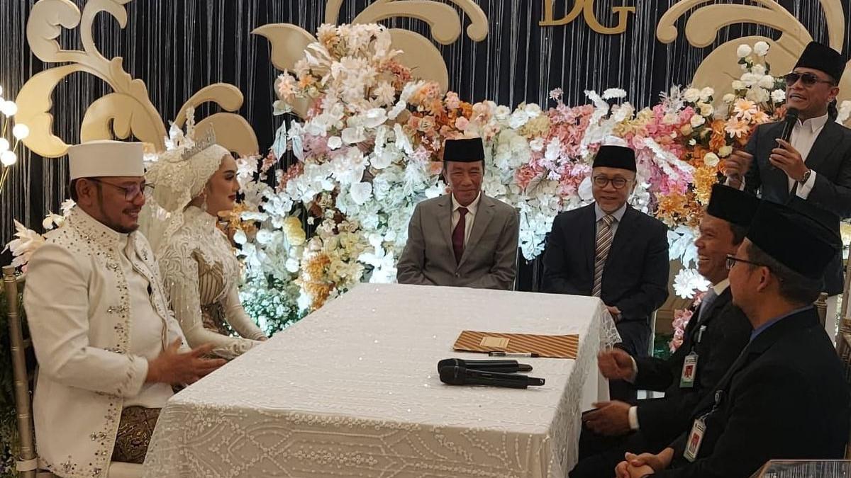 Jadi Saksi di Pernikahan Wali Kota Tegal Dedy Yon, Jokowi Tersenyum ...