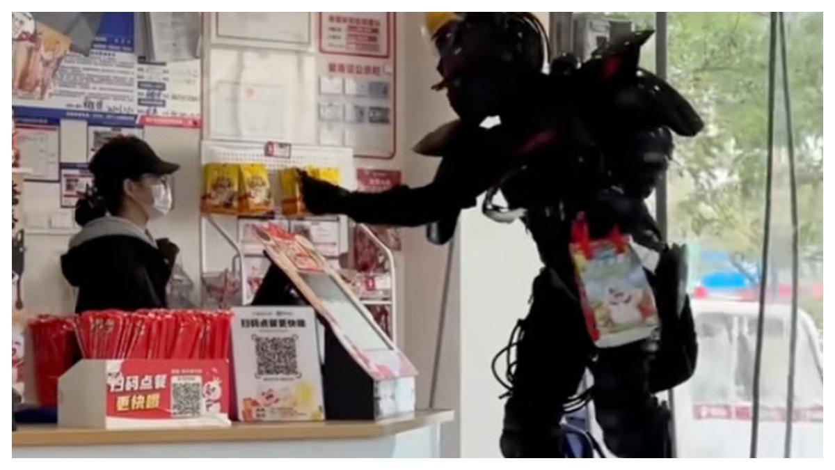 Viral “Manusia Besi Tiongkok”, Pemilik Restoran Antar Makanan Pakai ...
