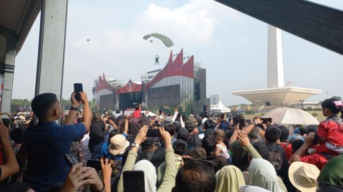 Warga Heboh saat 200 Penerjun Gabungan TNI Mendarat di Monas ...