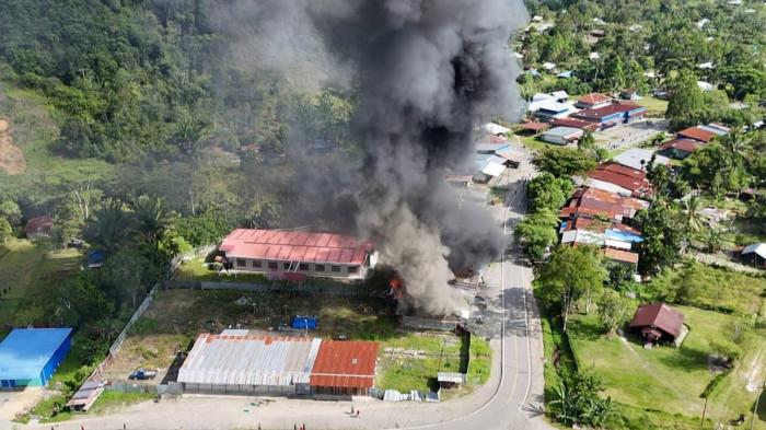 Aksi 6 Prajurit TNI Evakuasi Guru dan Warga Terjebak Kerusuhan di ...