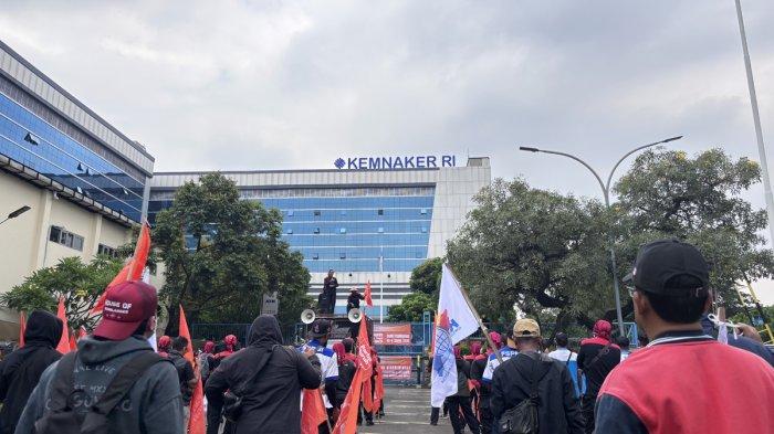 Gelar Demo di Kemnaker, Buruh Desak Pemerintah Serius Tangani Kasus PT Sritex - TribunNews.com