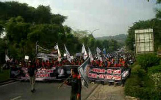 Simpang Kabil Batam Macet Total - TribunNews.com