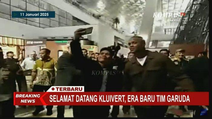 Momen Patrick Kluivert Penuhi Permintaan Foto Bareng, Tiba di Indonesia bersama Denny Landzaat ...